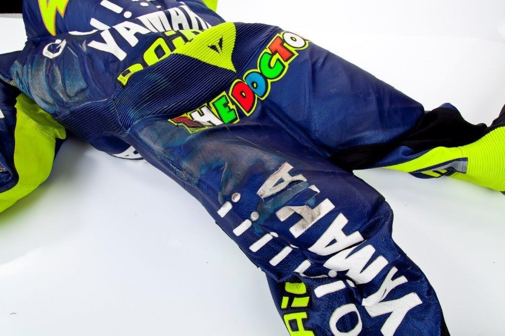 Baju Balap "Bersejarah" Valentino Rossi ini dilelang 700 juta ...