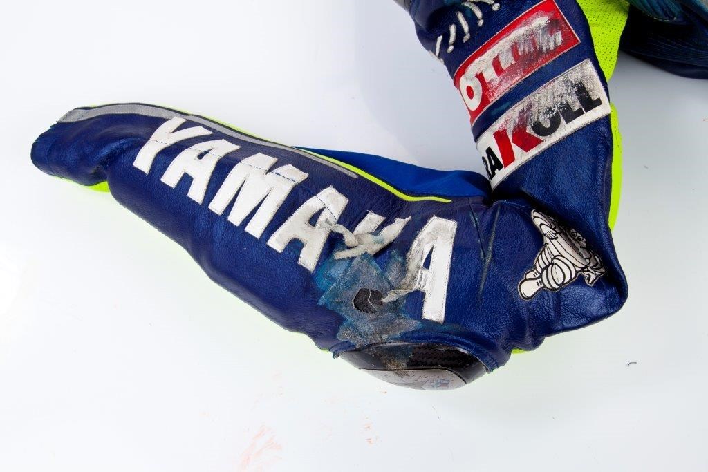 Baju Balap "Bersejarah" Valentino Rossi ini dilelang 700 juta ...
